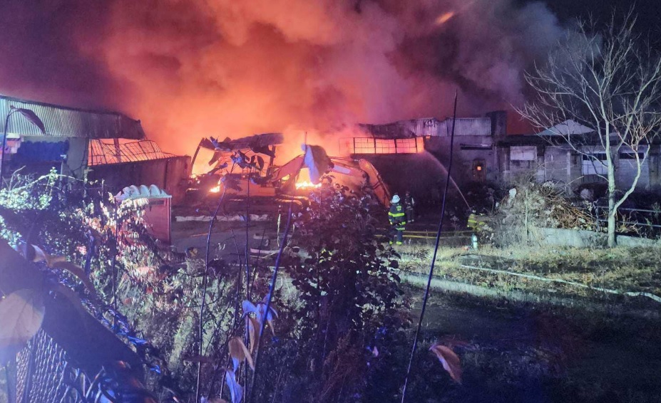 3-alarm fire breaks out at commercial building in Sussex County - WRNJ ...